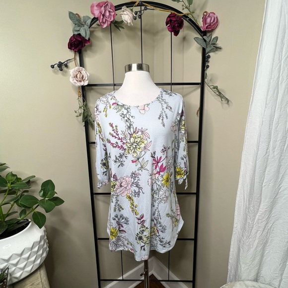 west loop | Tops | Flower Top | Poshmark